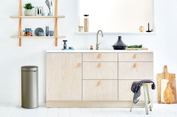 Szürke acél érintésre nyíló szemetes 30 l Touch Bin – Brabantia | FAVI.hu